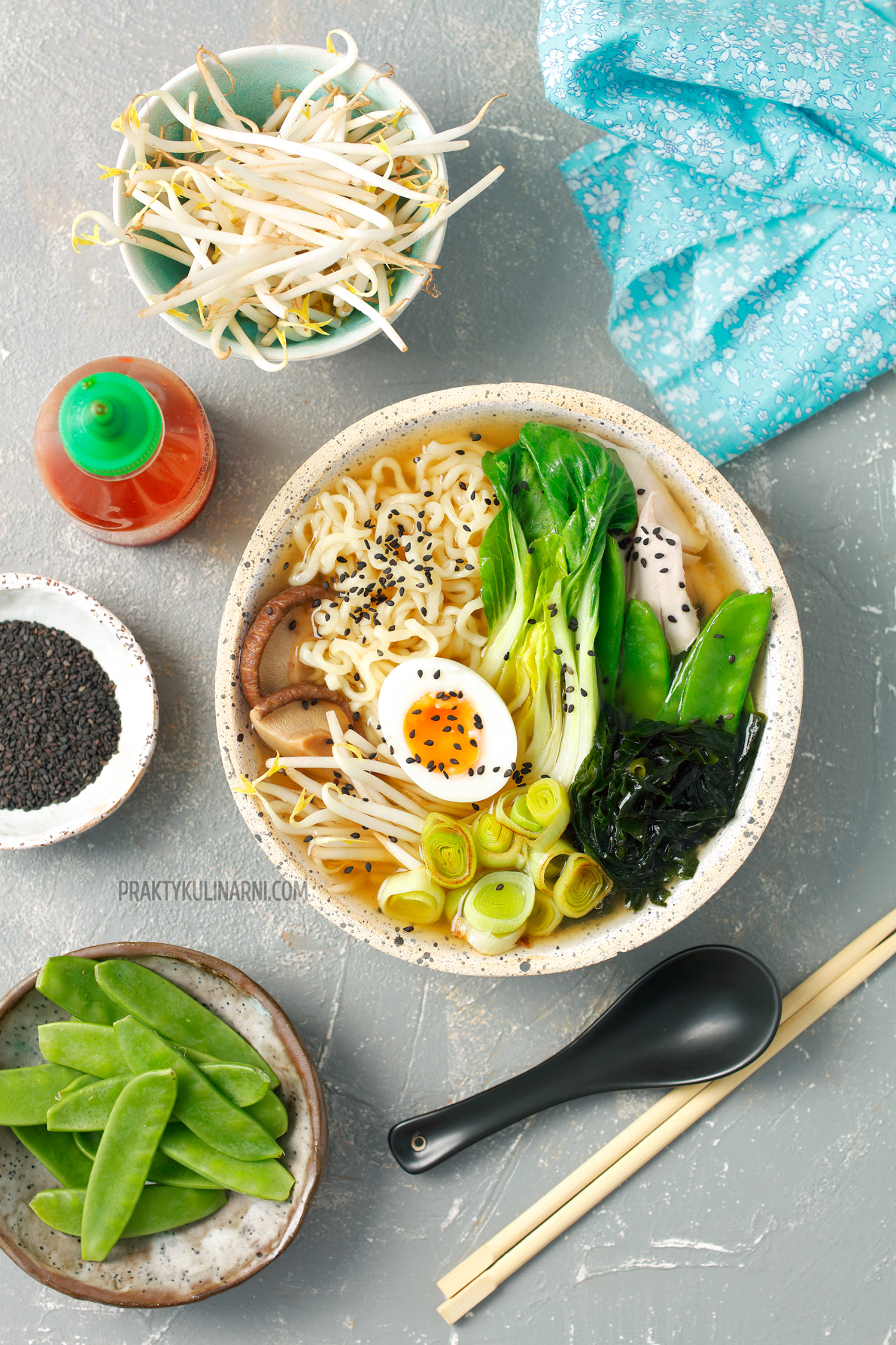 Ramen con pollo, huevo y verduras