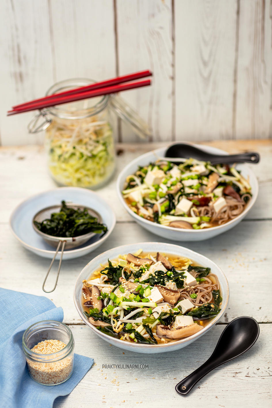 Sopa de miso con fideos soba, tofu y verduras