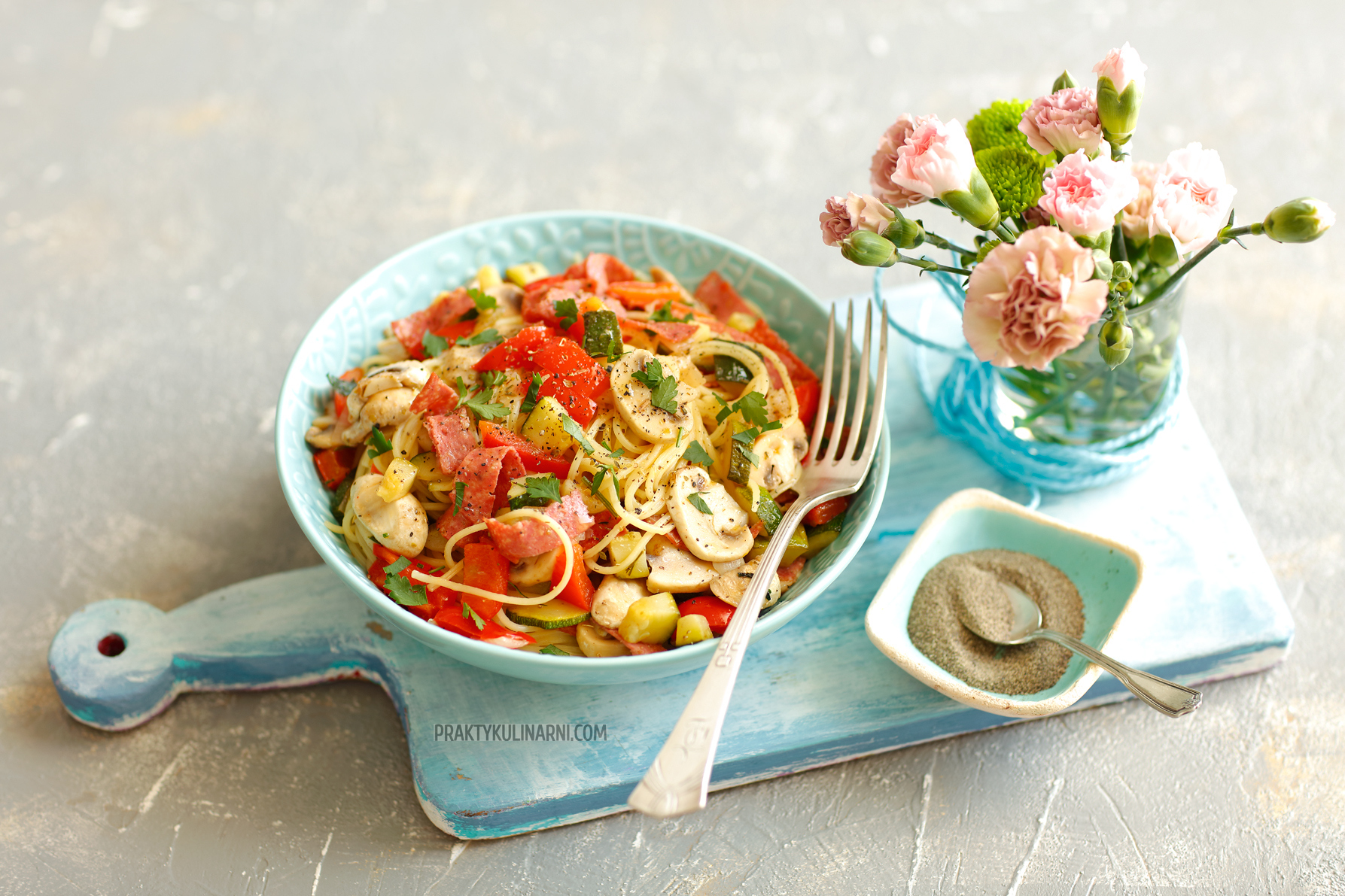 Espaguetis con salami y verduras